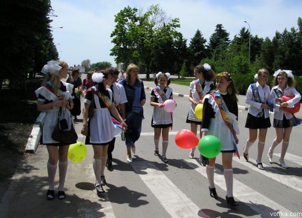 Ladies students jump into the fountain, the scenery of the graduation ...