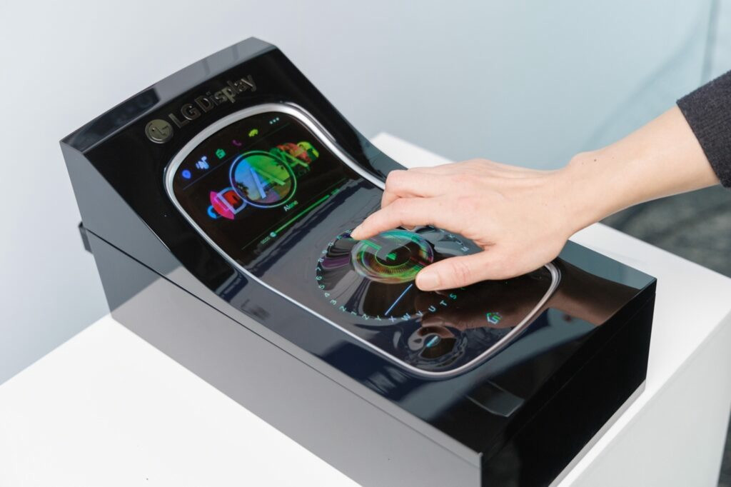 最大50％まで伸びてグニャグニャと曲がる伸縮可能なフルカラーディスプレイをLGが開発 - GIGAZINE