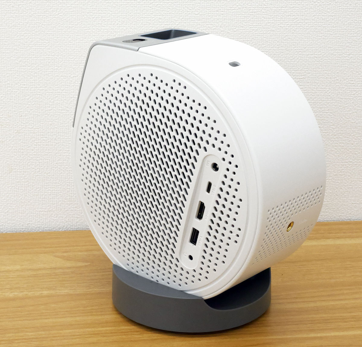 BenQ's mobile projector 'GV50' photo review, which allows you to enjoy ...