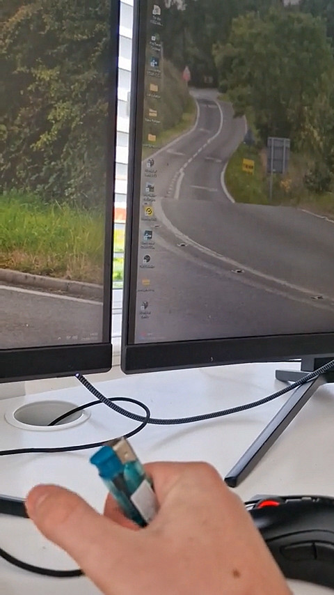 Mysterious phenomenon where 'PC monitor turns off when lighter is lit ...